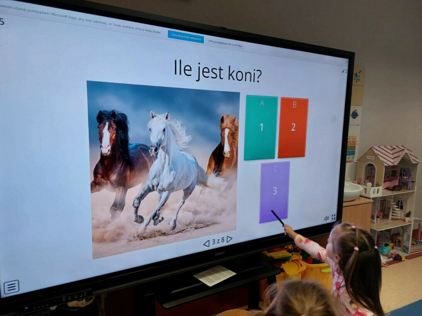 Nowa tablica interaktywna i platforma wordwall - Przedszkole Bajkowy Świat